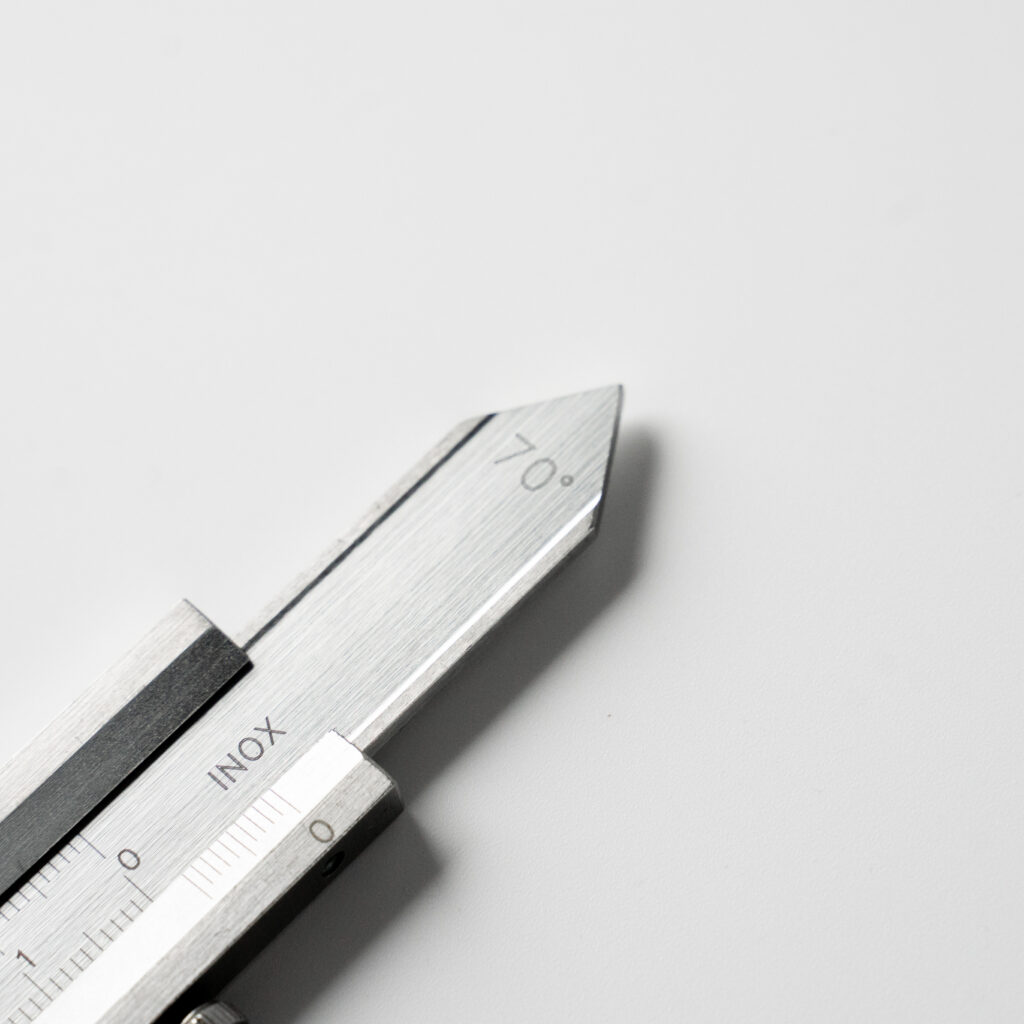 Vernier type measuring gauge for fillet weld